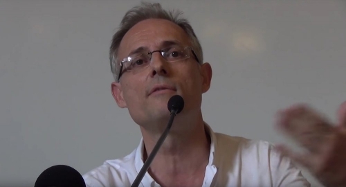 Bruno Guigue Transition : Le charme inattendu d'un bijou rose et noir.