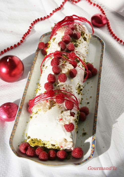 Bûche framboise, crémeux pistache et pannacotta vanille : Gourmand'Iz