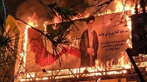 La rue scande le nom du shah, veut-elle réellement la monarchie ...