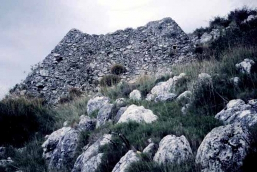 LA MYSTÈRIEUSE PYRAMIDE DE FALICON : PAYS D'AZUR