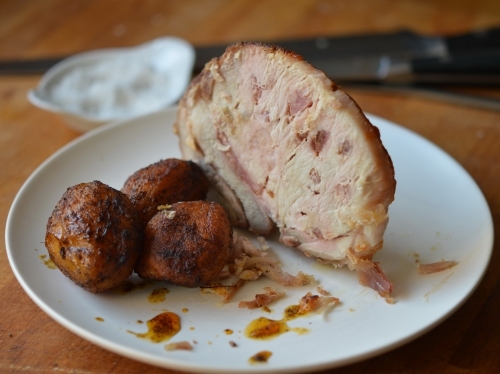 Rôti lardé et pommes rouges : La Cocotte